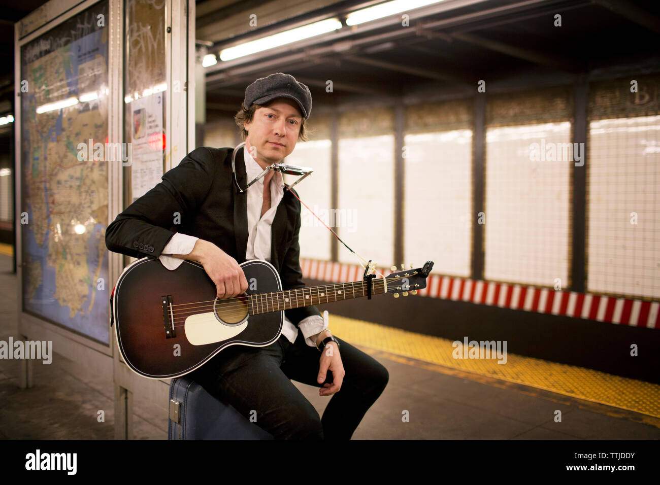 Street performer in subway hi-res stock photography and images - Alamy