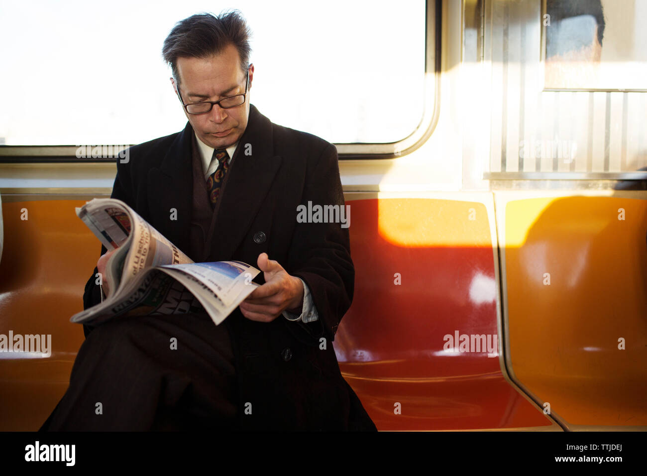 Magazine reading hi-res stock photography and images - Alamy