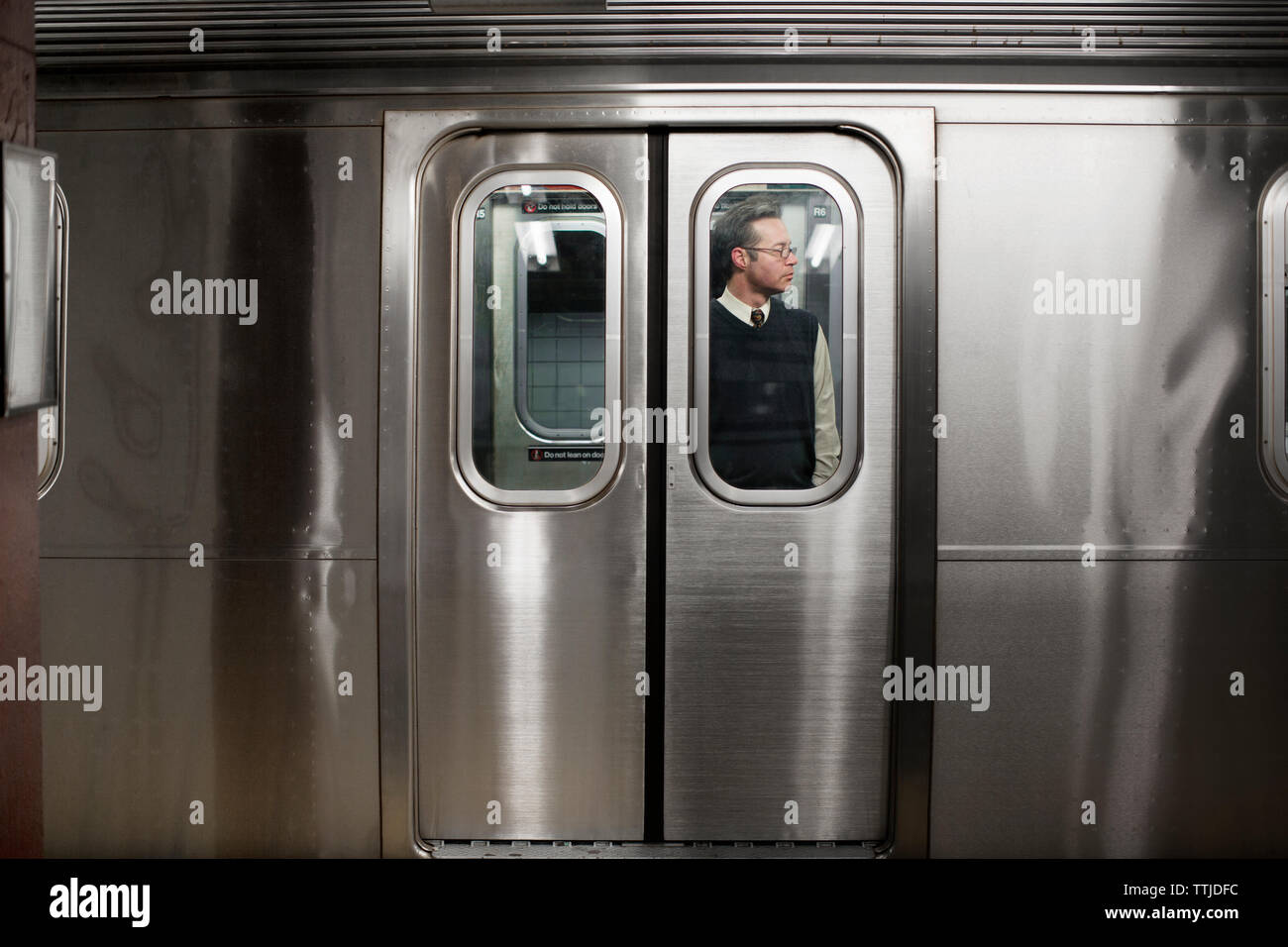 Train door hi-res stock photography and images - Alamy