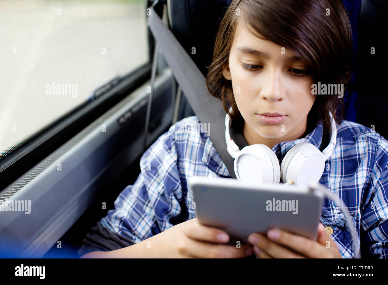 Boy smartphone bus hi-res stock photography and images - Alamy