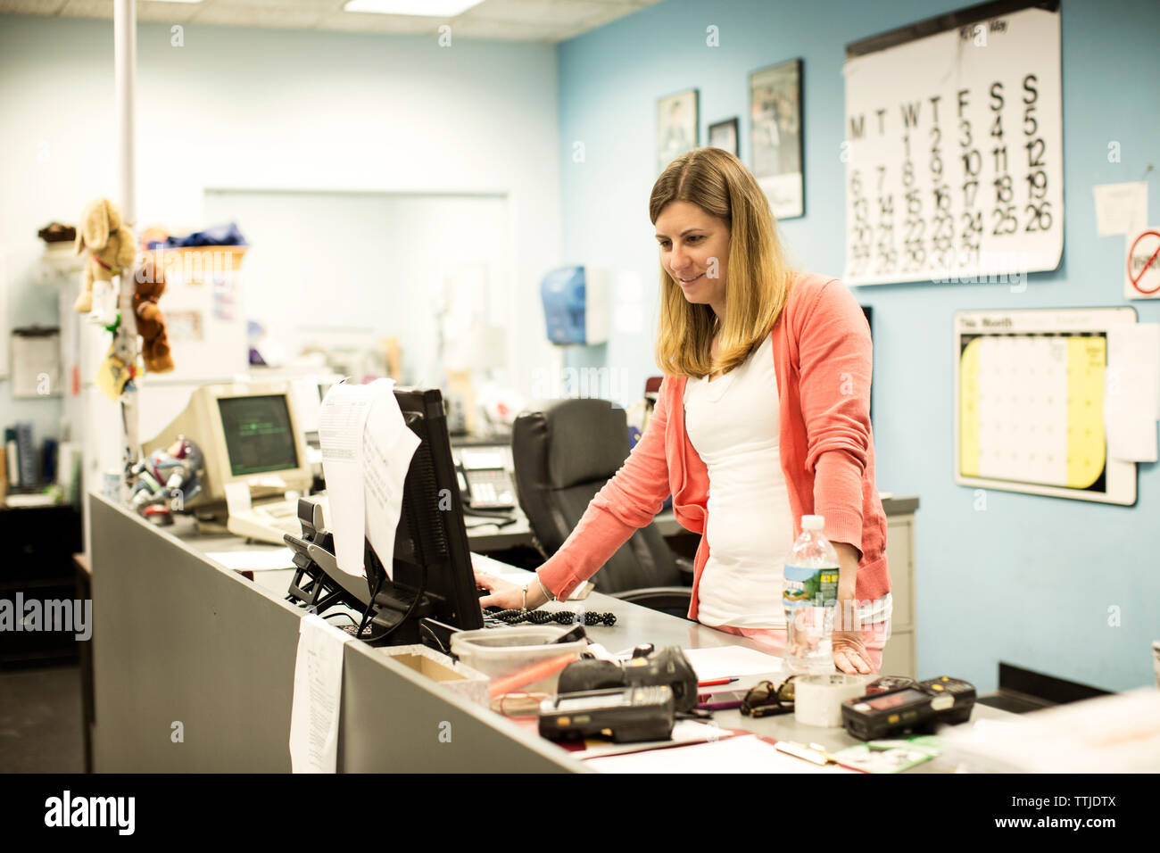 Person looking at monitor hi-res stock photography and images - Alamy