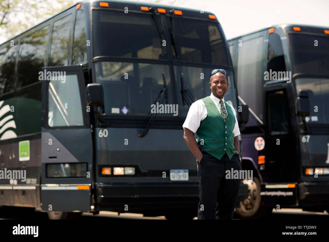 Portrait of smiling mechanic in workshop Stock Photo - Alamy