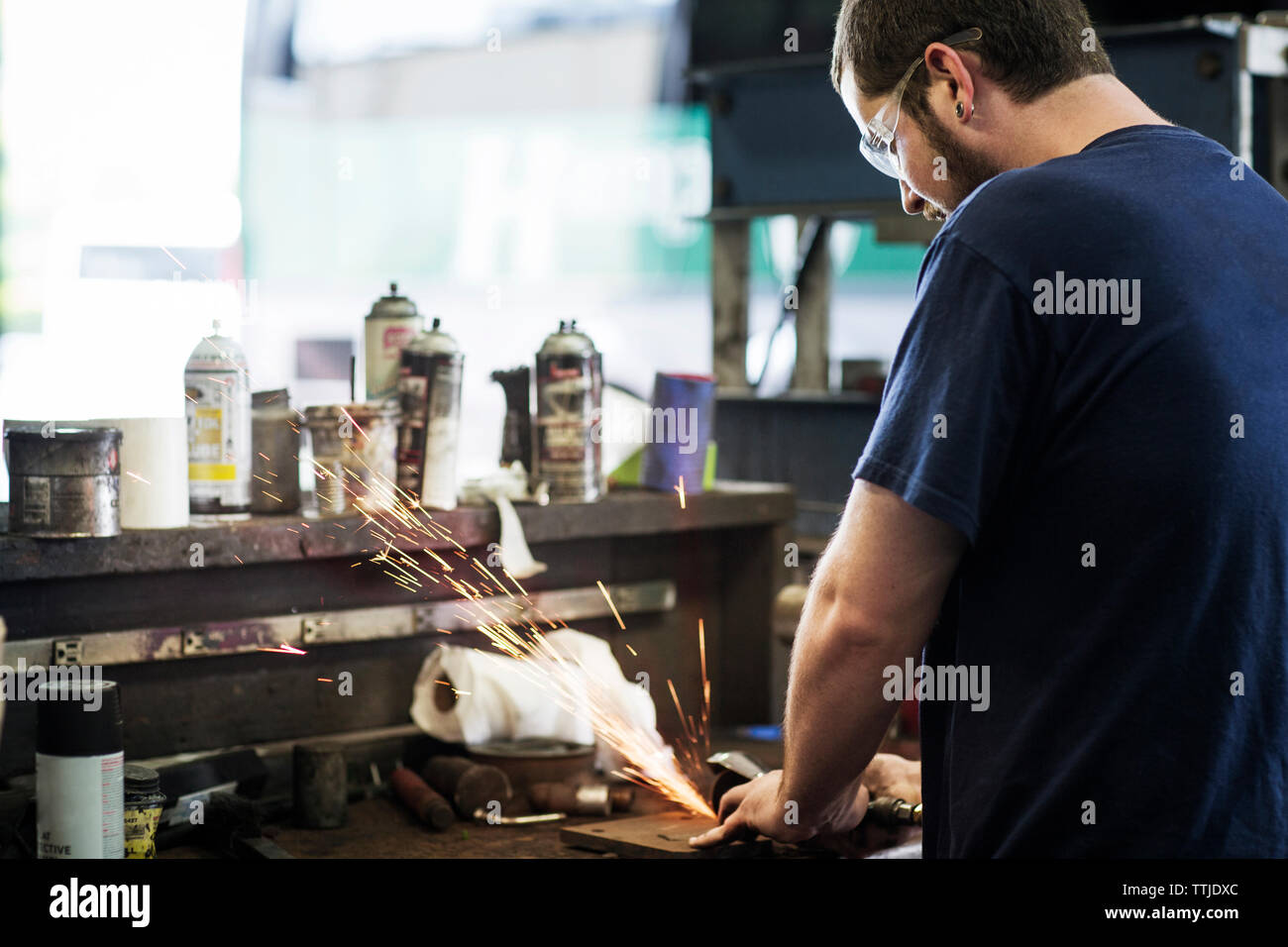 Manual workers male hi-res stock photography and images - Alamy