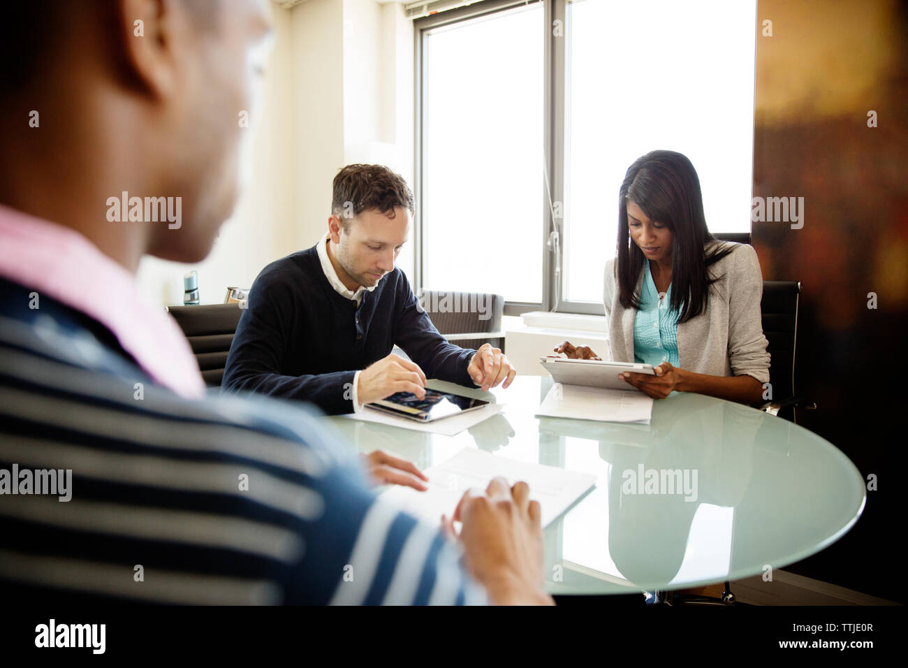 Business people working together tablet hi-res stock photography and ...