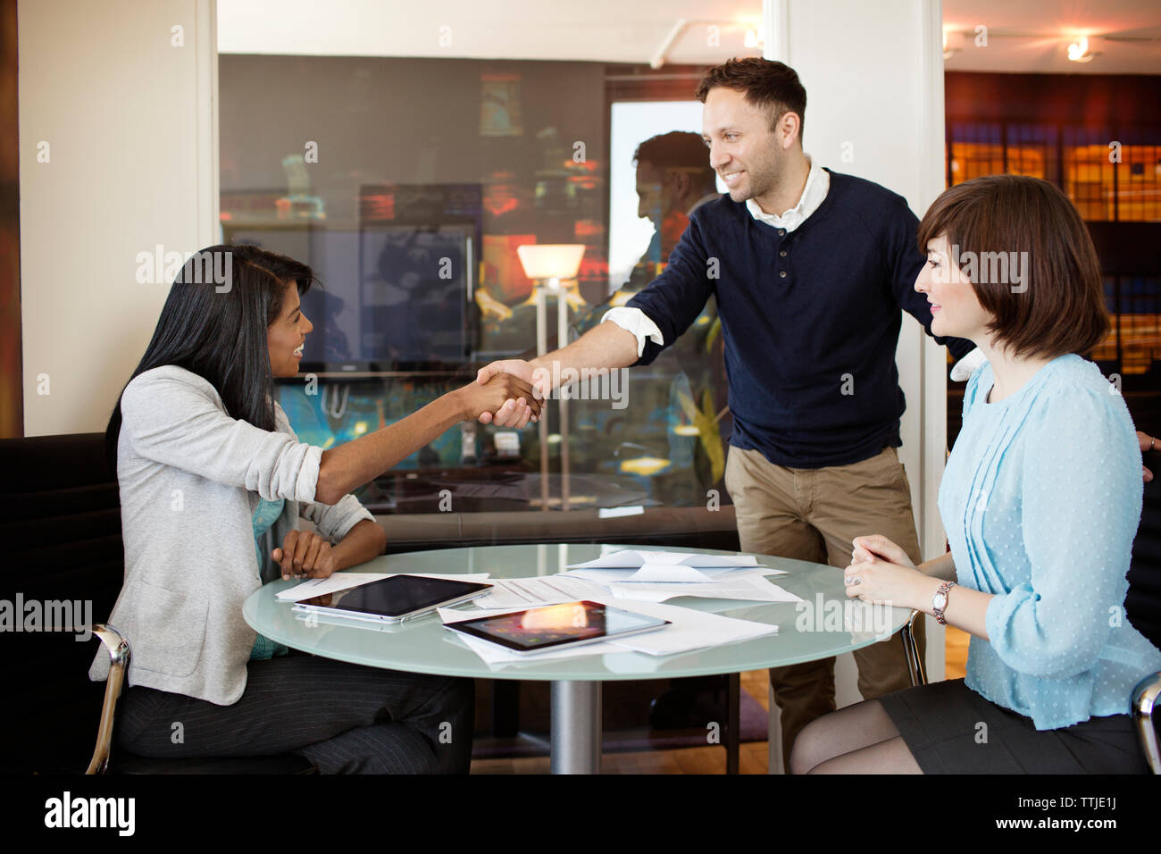 Businessman businesswomen shaking hands hi-res stock photography and ...