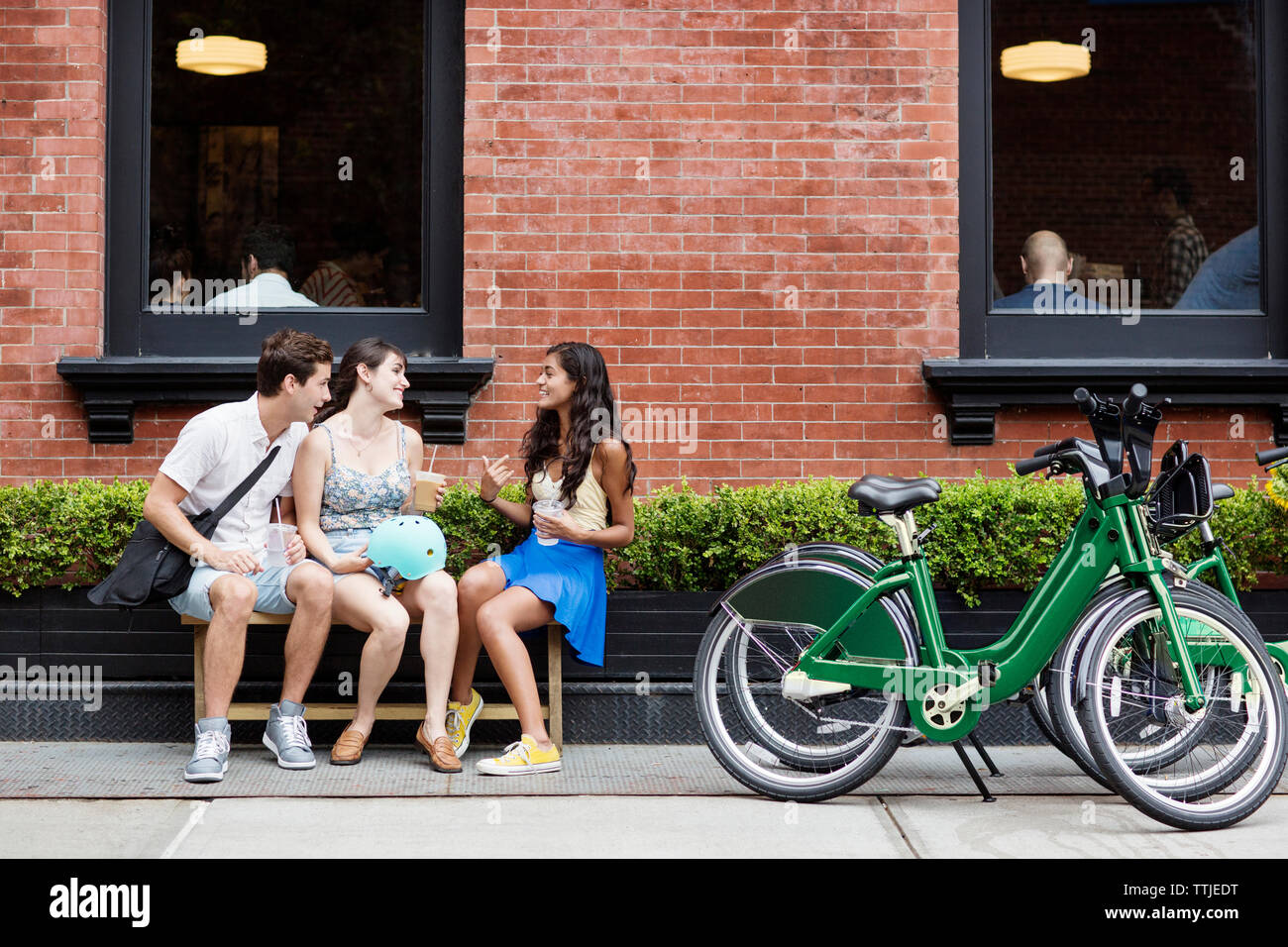 Women enjoying coffee drinks together hi-res stock photography and ...
