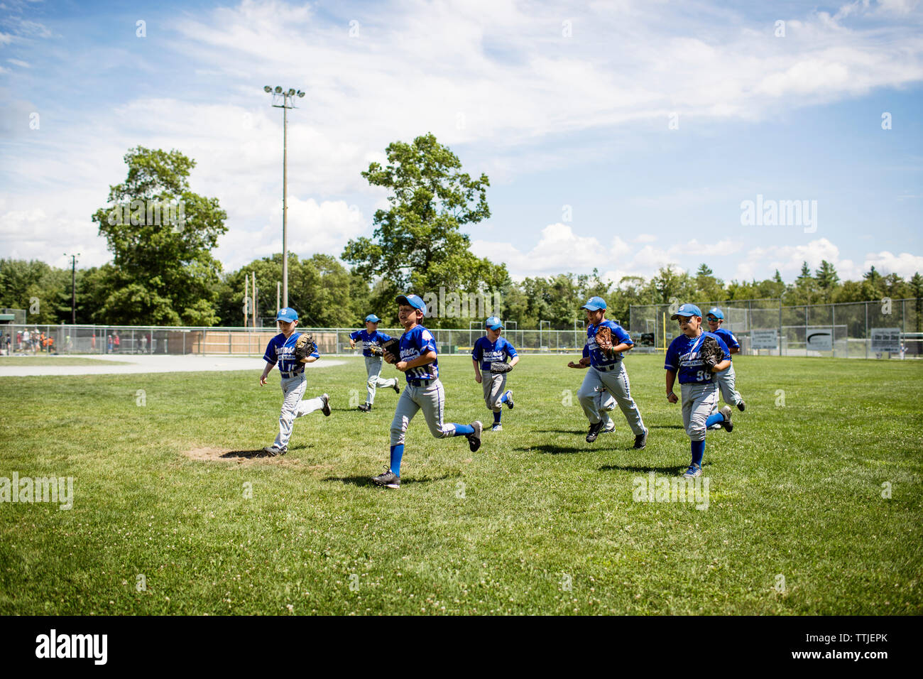 Child 8 running field hi-res stock photography and images - Alamy