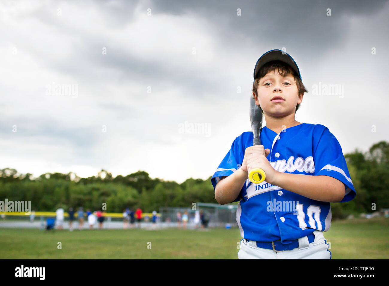 Child baseball bat sky hi-res stock photography and images - Alamy
