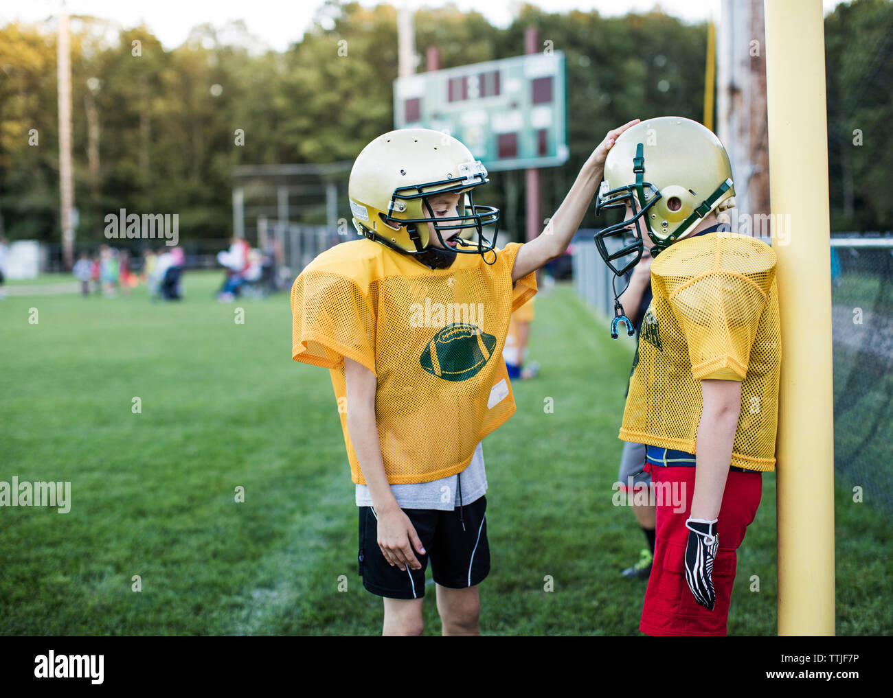 Side view of American football players on field Stock Photo - Alamy