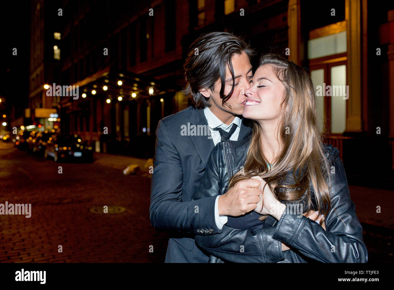 Romantic couple kissing night hi-res stock photography and images - Alamy