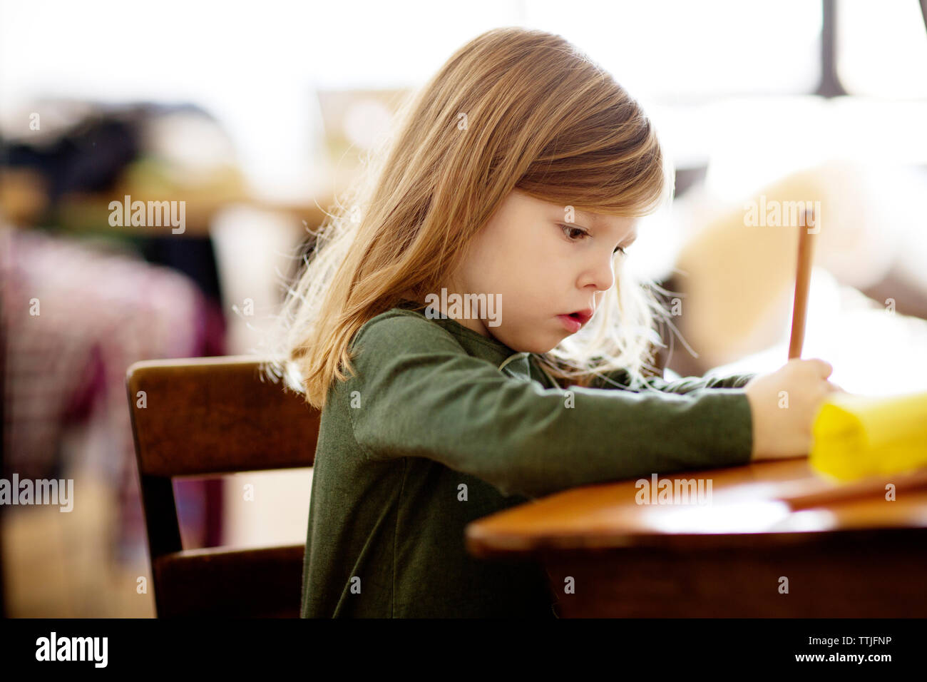Writing at table hi-res stock photography and images - Alamy
