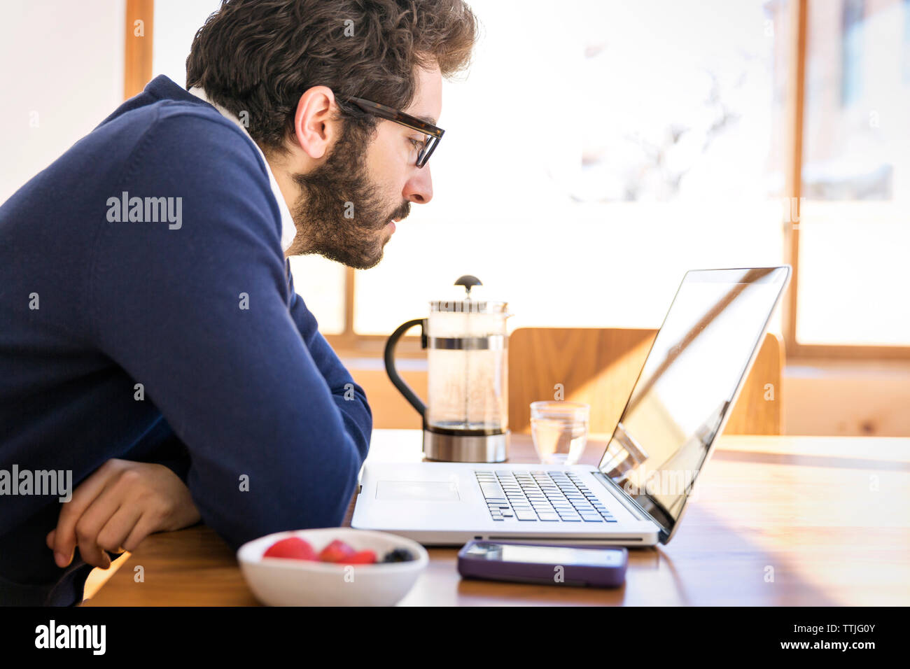 Old man looking at computer hi-res stock photography and images - Alamy