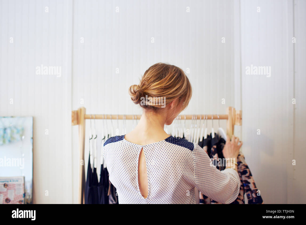 Woman shop boutique clothes hi-res stock photography and images - Alamy