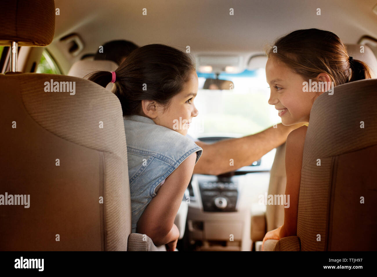 Three girls rear view hi-res stock photography and images - Alamy