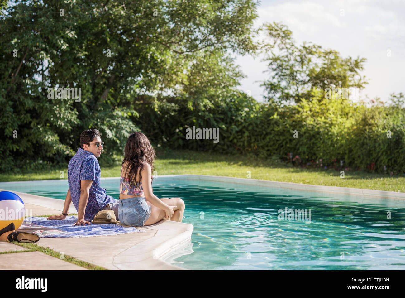 Old couple talking hi-res stock photography and images - Alamy