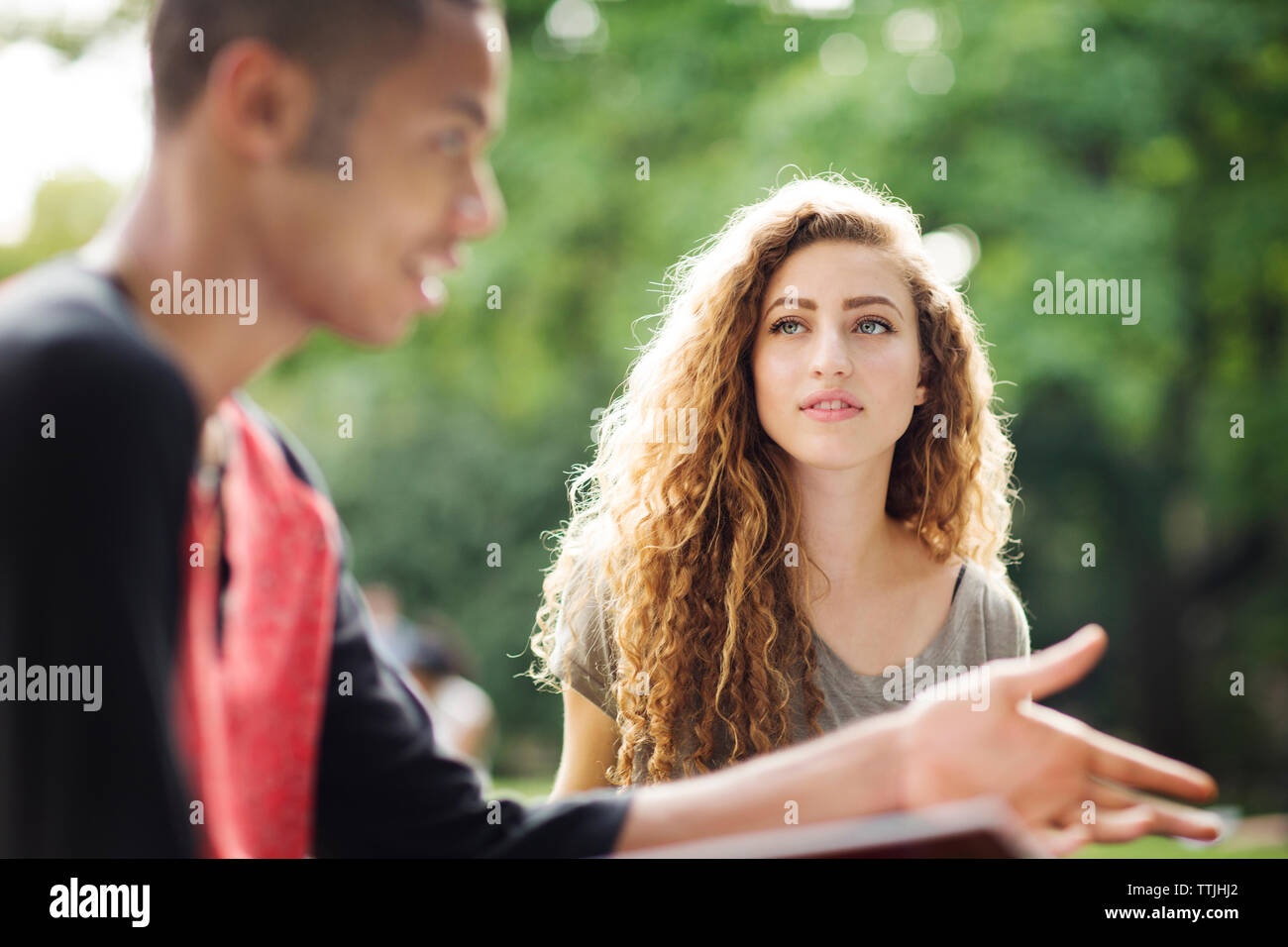 Friends students on campus hi-res stock photography and images - Alamy