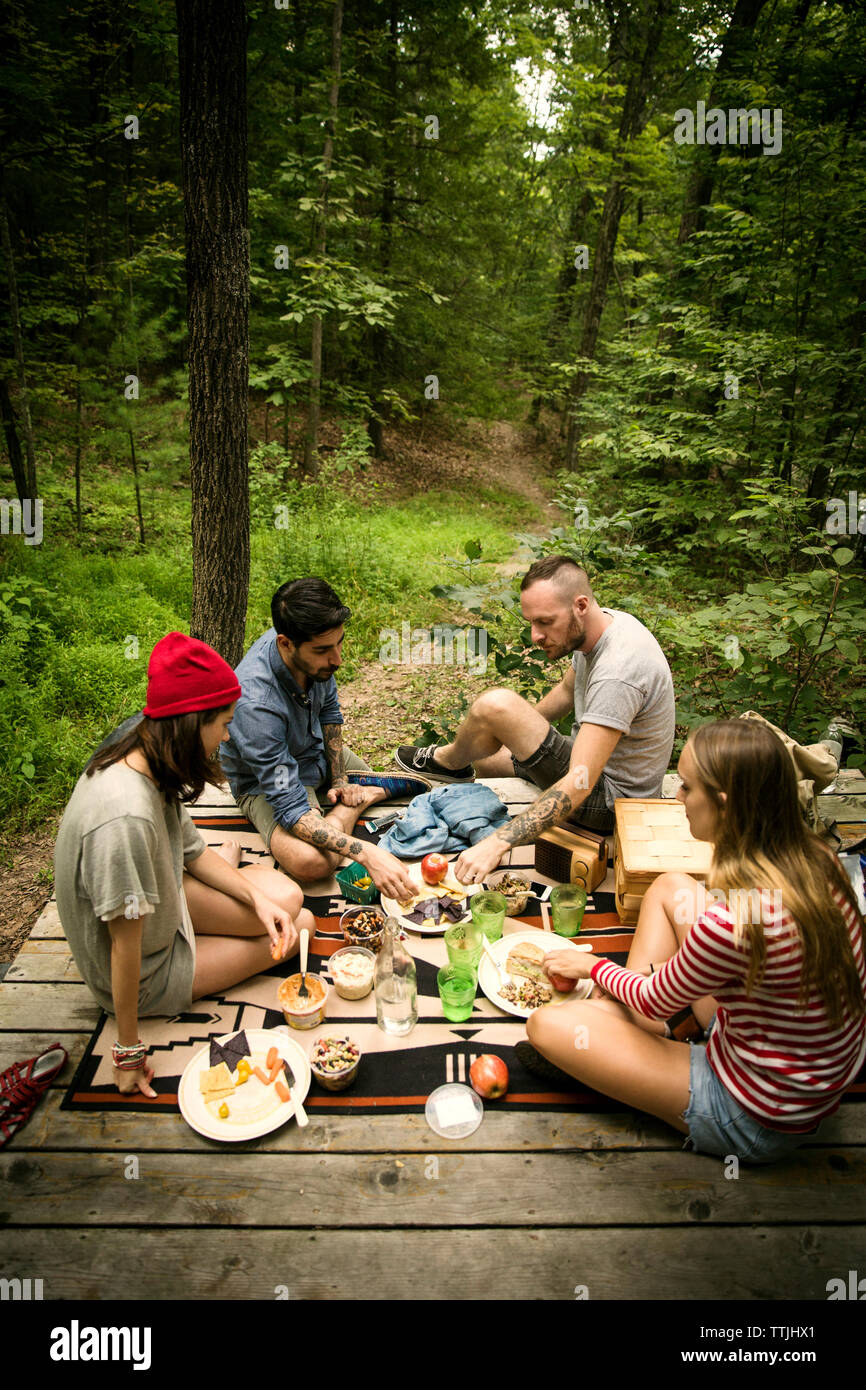 Sitting eating and drinking outdoors hi-res stock photography and ...