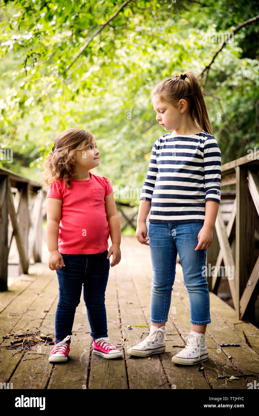 Girls talking hi-res stock photography and images - Alamy