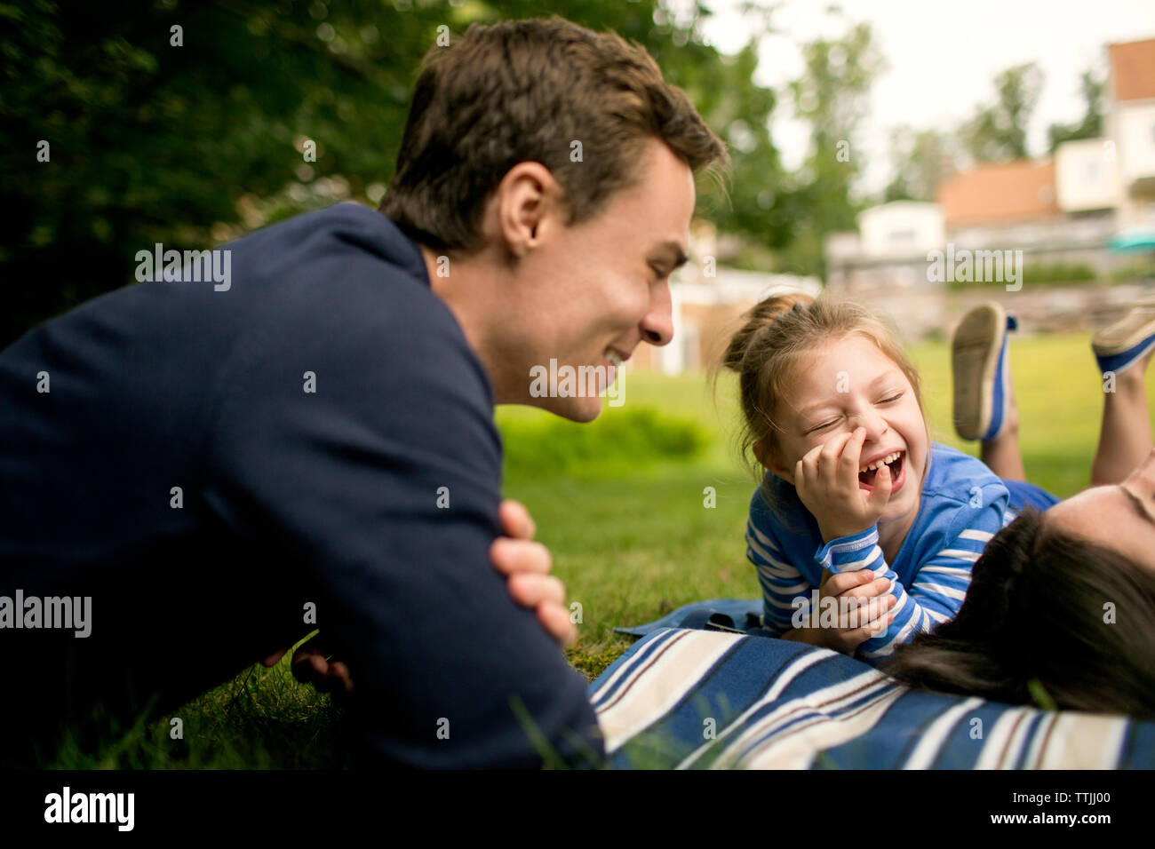 Kids looking up hi-res stock photography and images - Alamy