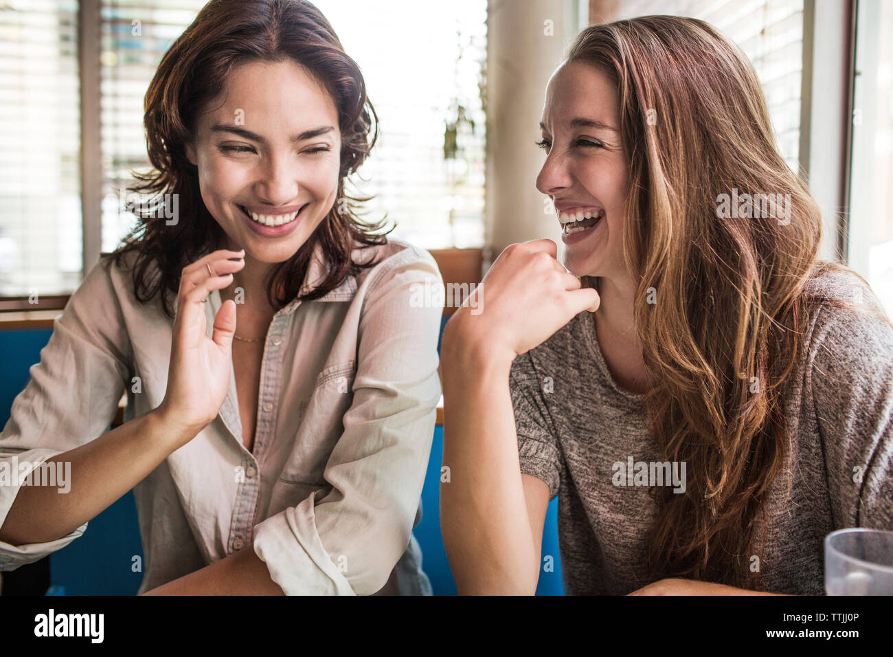 Friends restaurant fun hi-res stock photography and images - Alamy