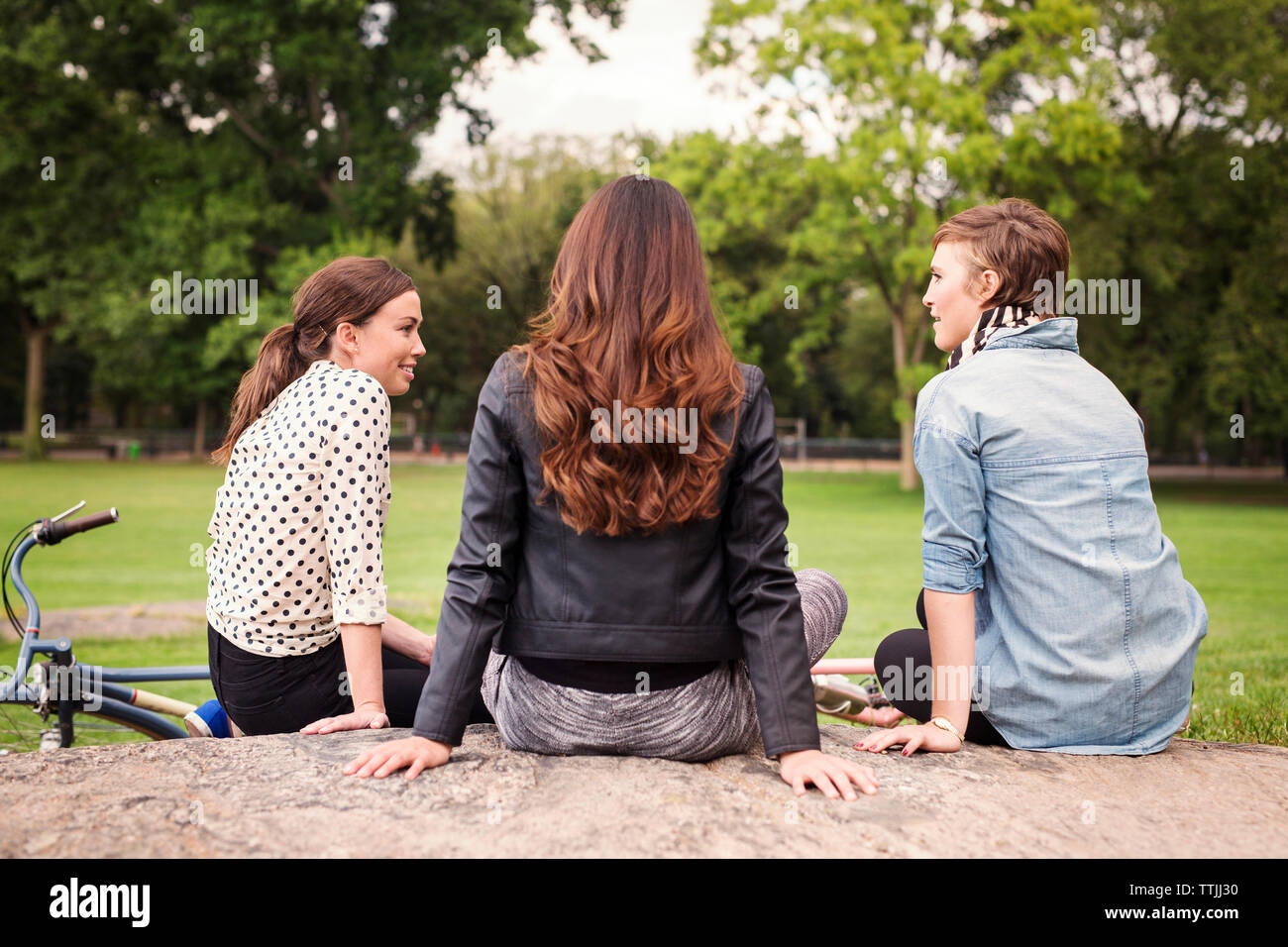 Three friends sitting park hi-res stock photography and images - Alamy