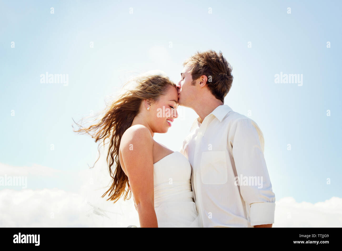 Well dressed couple kissing hi-res stock photography and images - Alamy