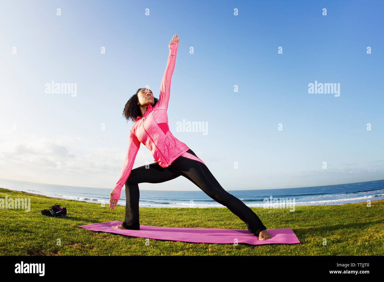 Side angle pose hi-res stock photography and images - Alamy