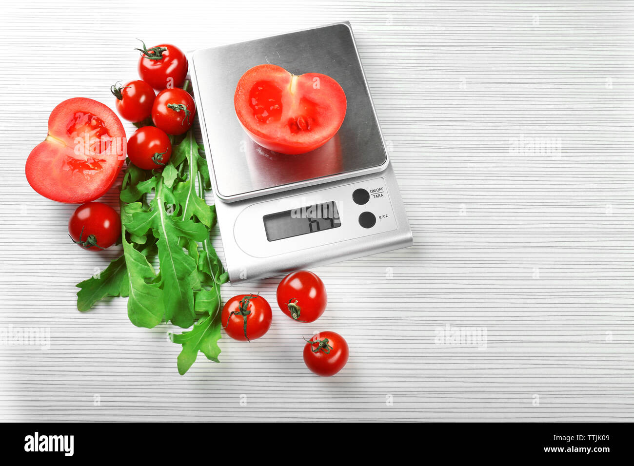 Tomato on weighing scale hi-res stock photography and images - Alamy