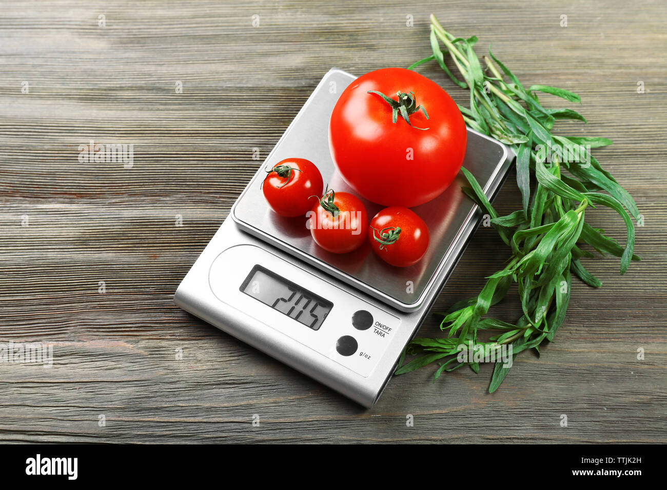 Tomato on weighing scale hi-res stock photography and images - Alamy