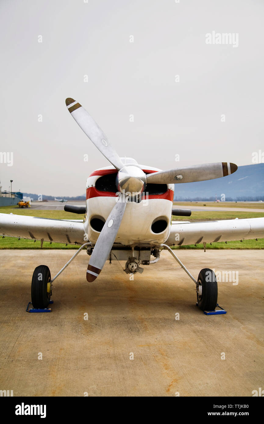 Airplane road hi-res stock photography and images - Alamy
