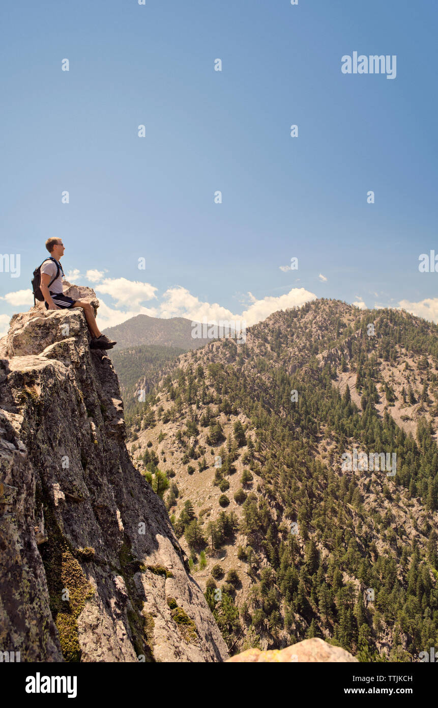 Man sitting on side cliff hi-res stock photography and images - Alamy