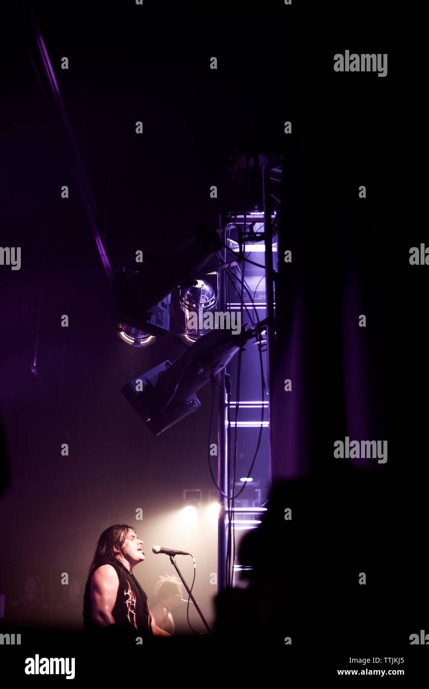 Singing stage concert hi-res stock photography and images - Alamy