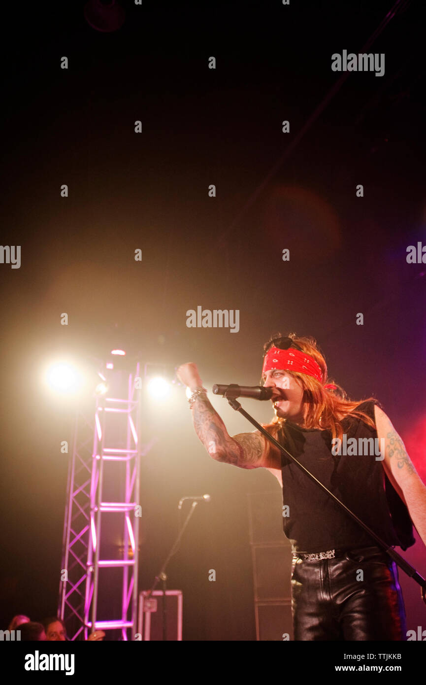 Singing stage concert hi-res stock photography and images - Alamy