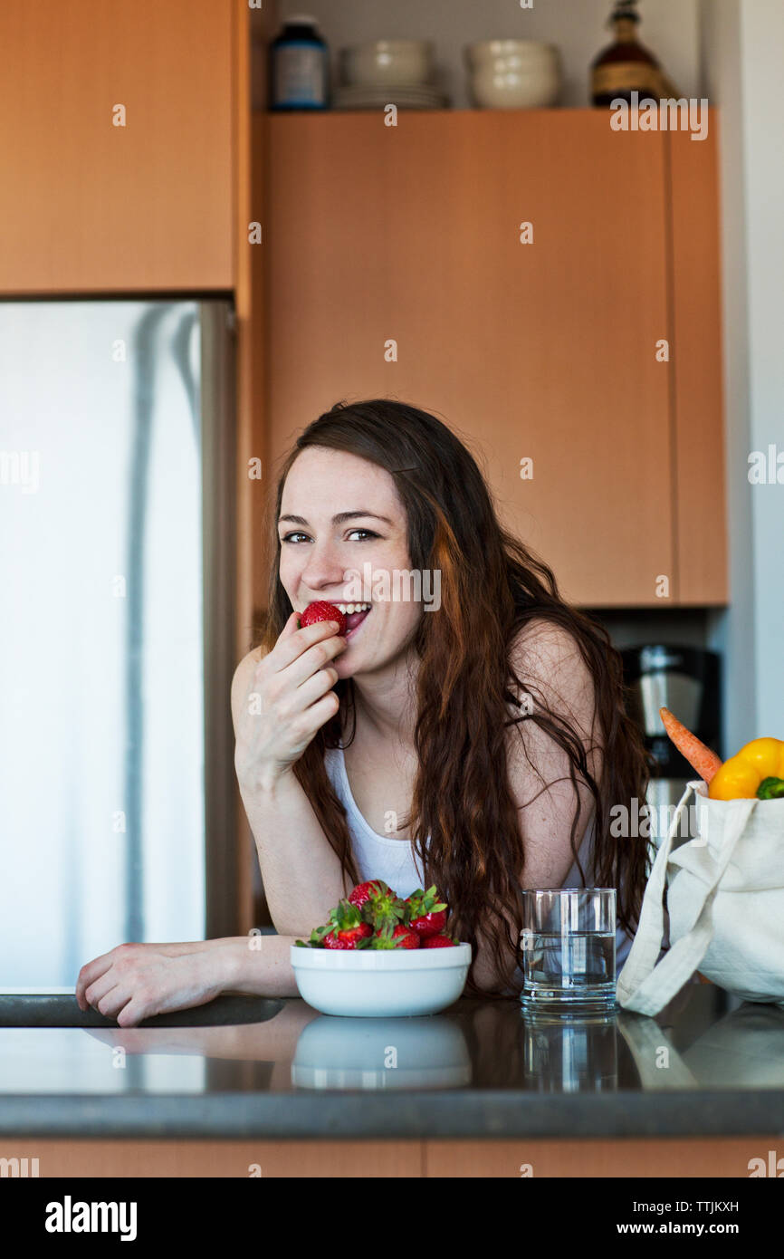 Leaning on kitchen counter hi-res stock photography and images - Alamy