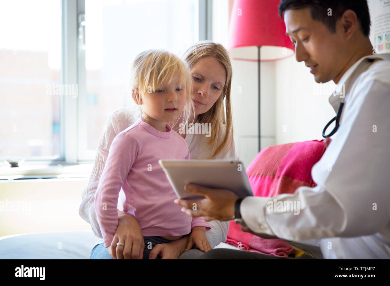 Family discussion doctor hi-res stock photography and images - Alamy