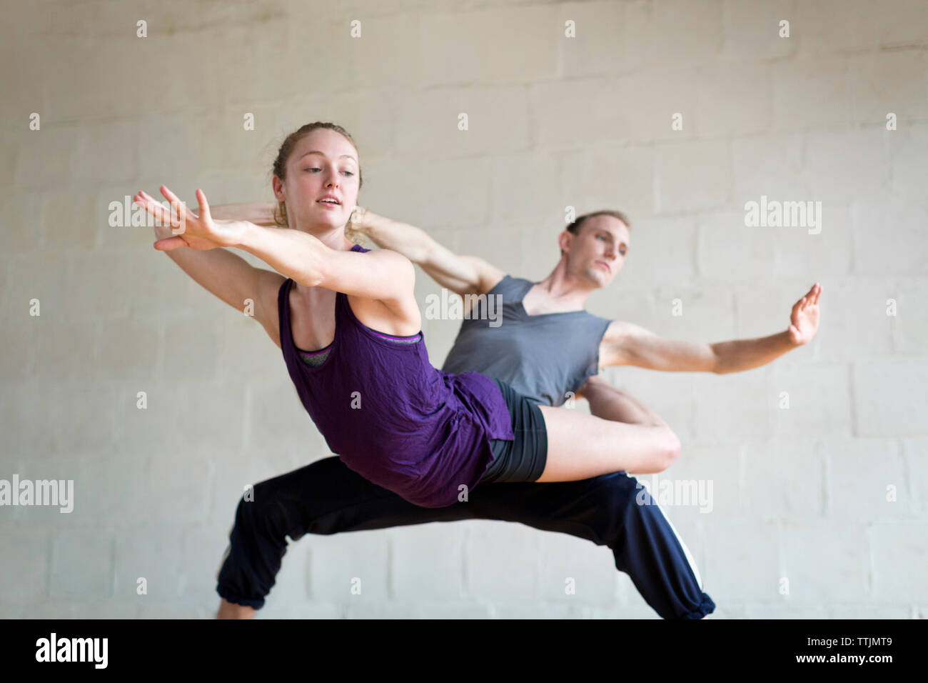 Two female ballet dancers hi-res stock photography and images - Alamy