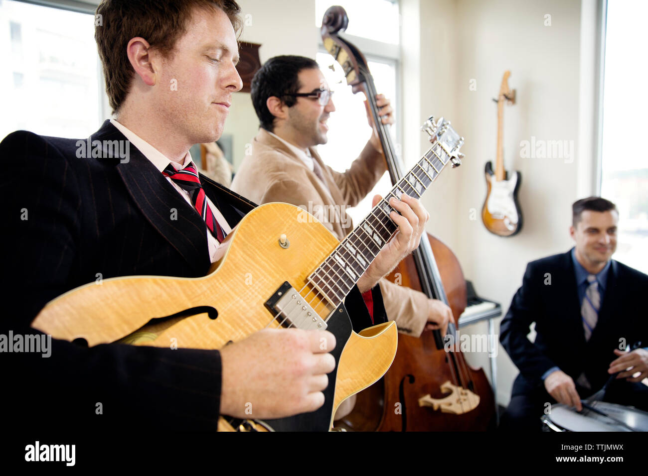 Mid musical instruments hi-res stock photography and images - Alamy