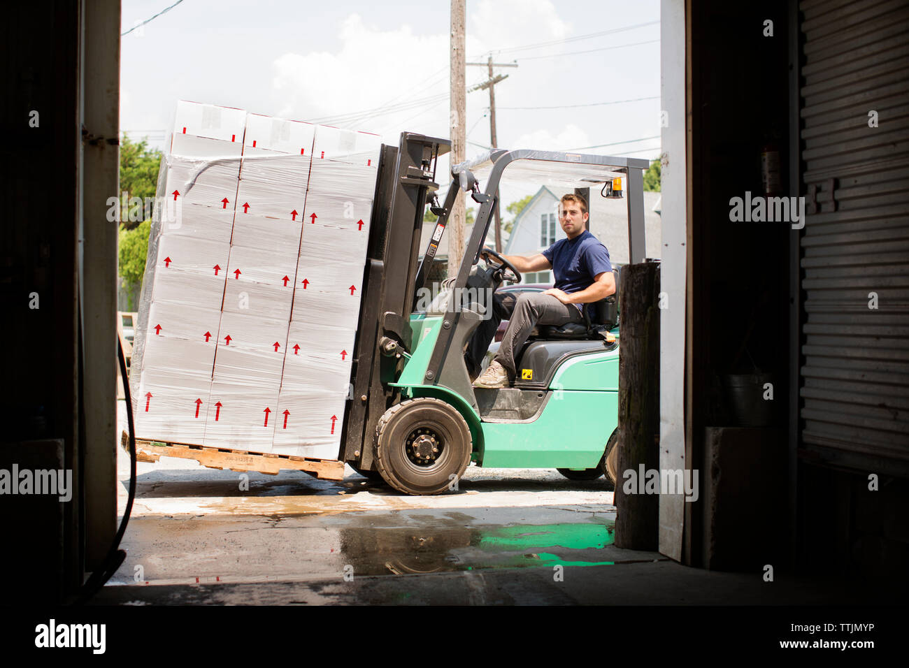 Forklift boxes hi-res stock photography and images - Alamy