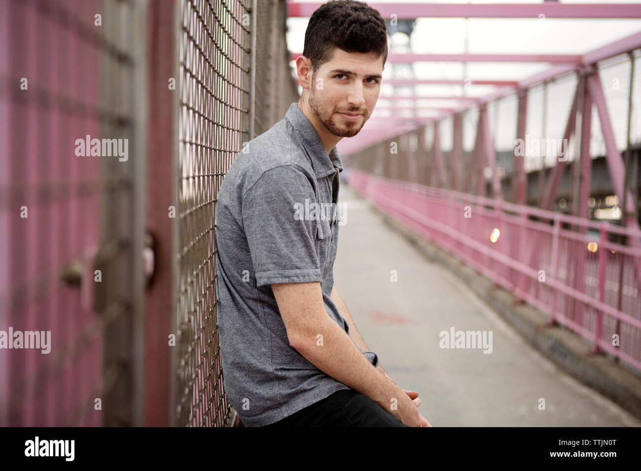 Old man leaning fence hi-res stock photography and images - Alamy