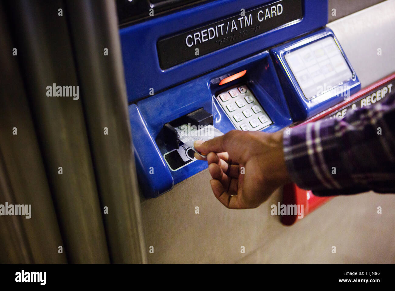 Atm machine card hi-res stock photography and images - Alamy