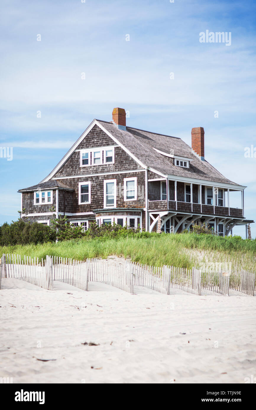 Beach sand house grass hi-res stock photography and images - Alamy