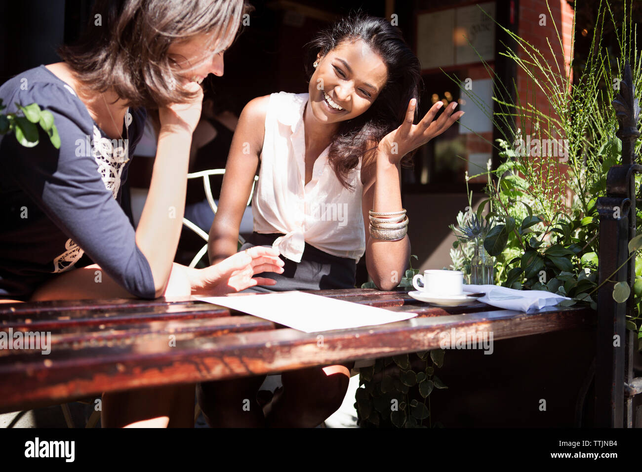 Two people sitting down talking hi-res stock photography and images - Alamy