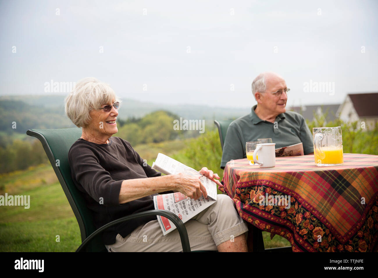 Couple sitting table hi-res stock photography and images - Alamy