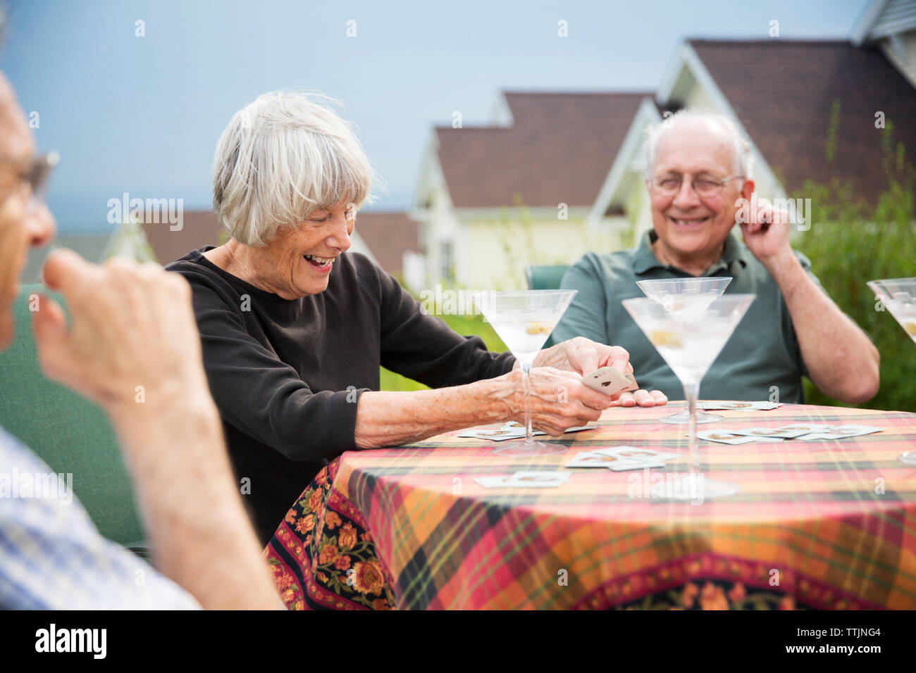 Friends playing cards hi-res stock photography and images - Alamy