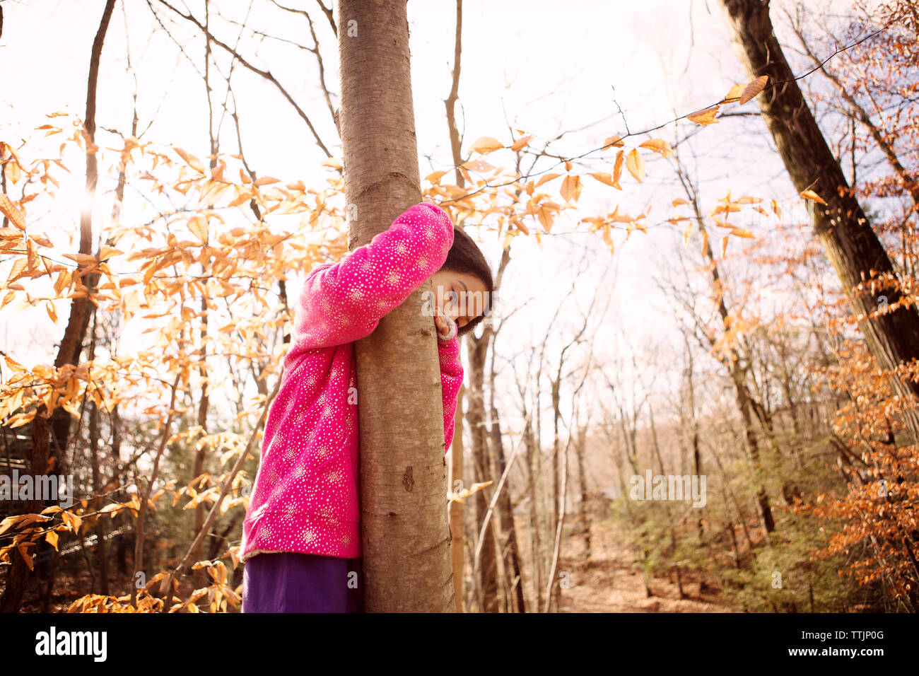 Girl by tree hi-res stock photography and images - Alamy