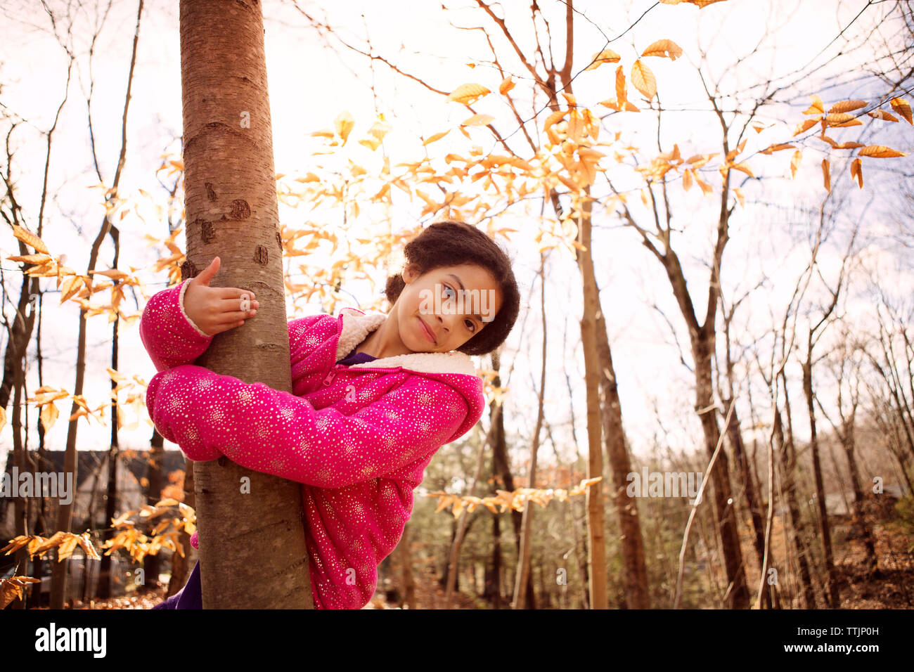 Girl by tree hi-res stock photography and images - Alamy