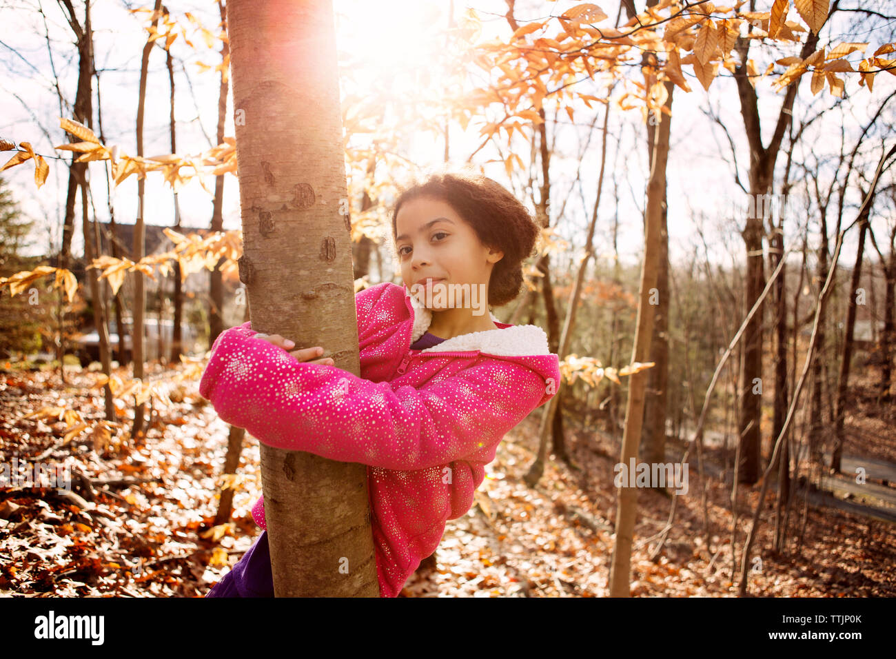 Girl by tree hi-res stock photography and images - Alamy