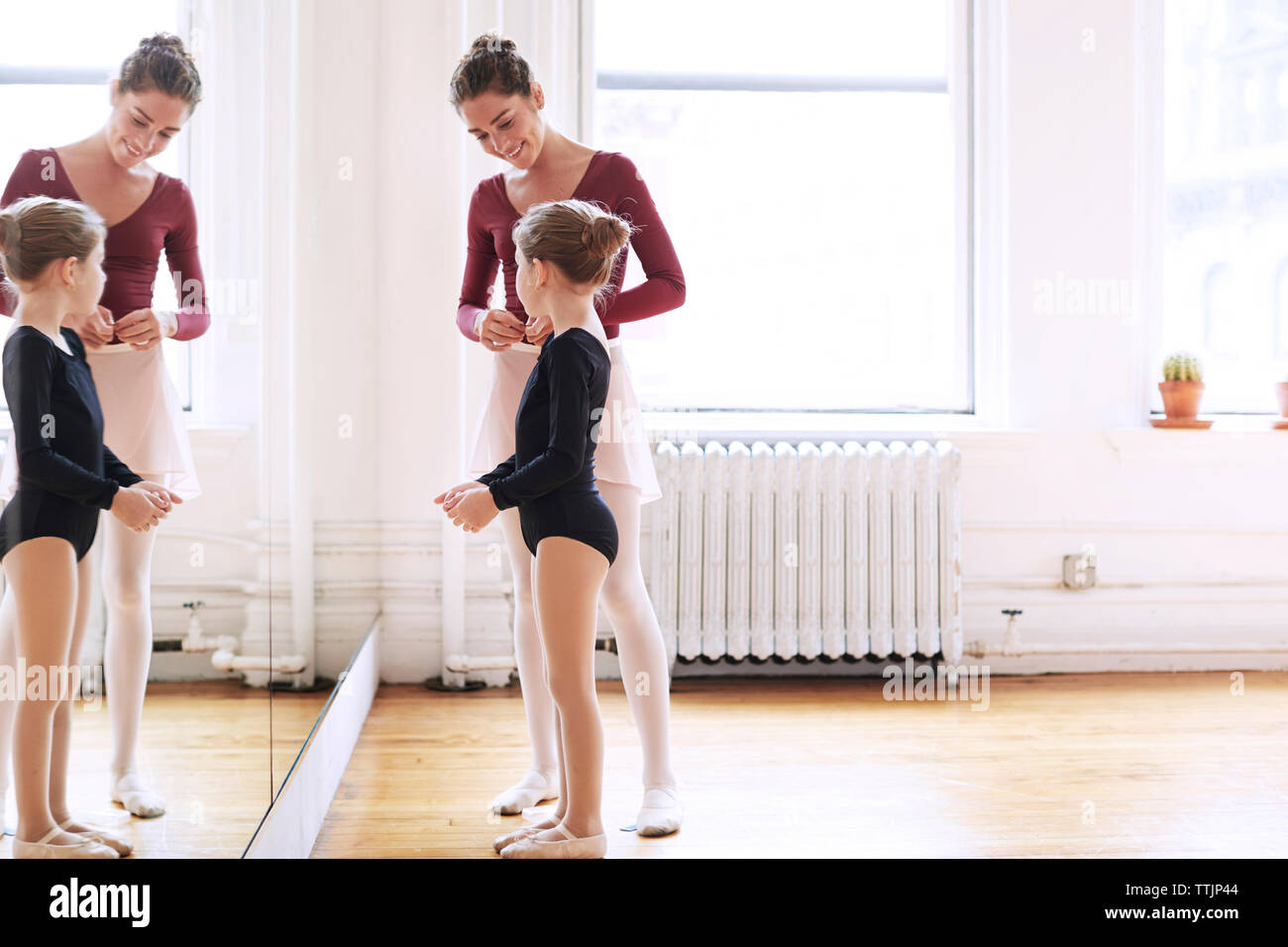 Ballet dancer smiling hi-res stock photography and images - Alamy