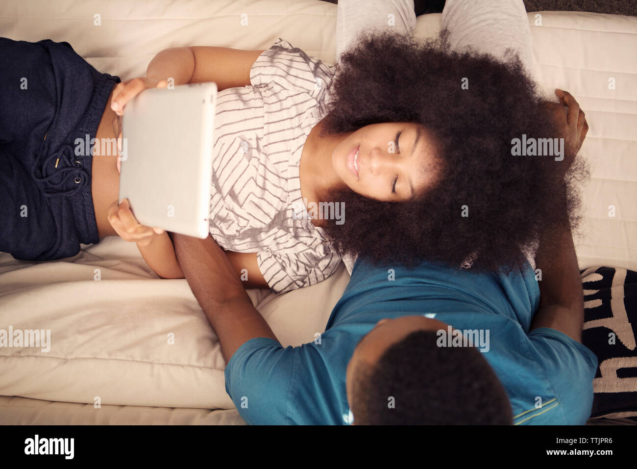 Woman sitting on man lap hi-res stock photography and images - Alamy