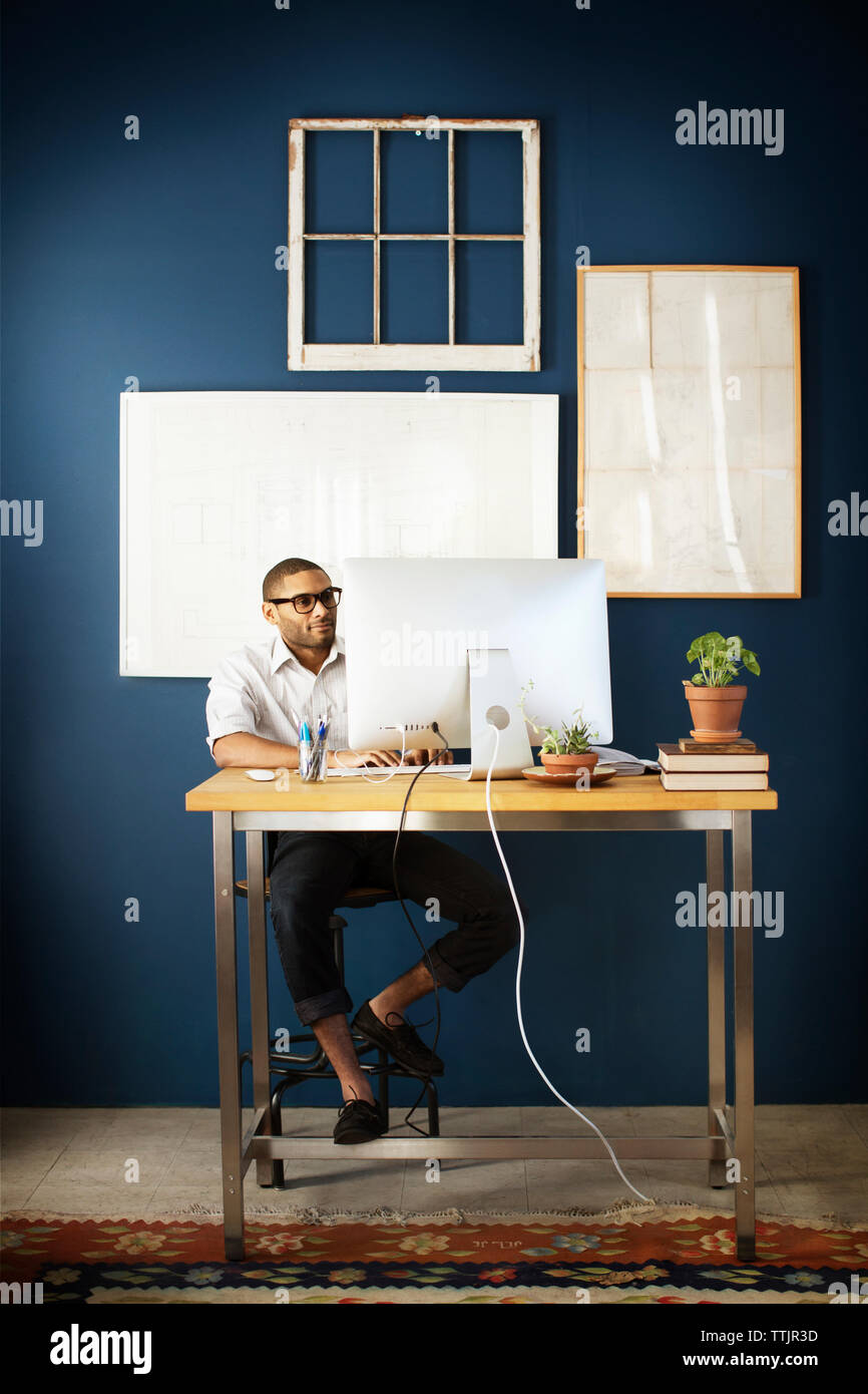 Man sitting desk full view hi-res stock photography and images - Alamy